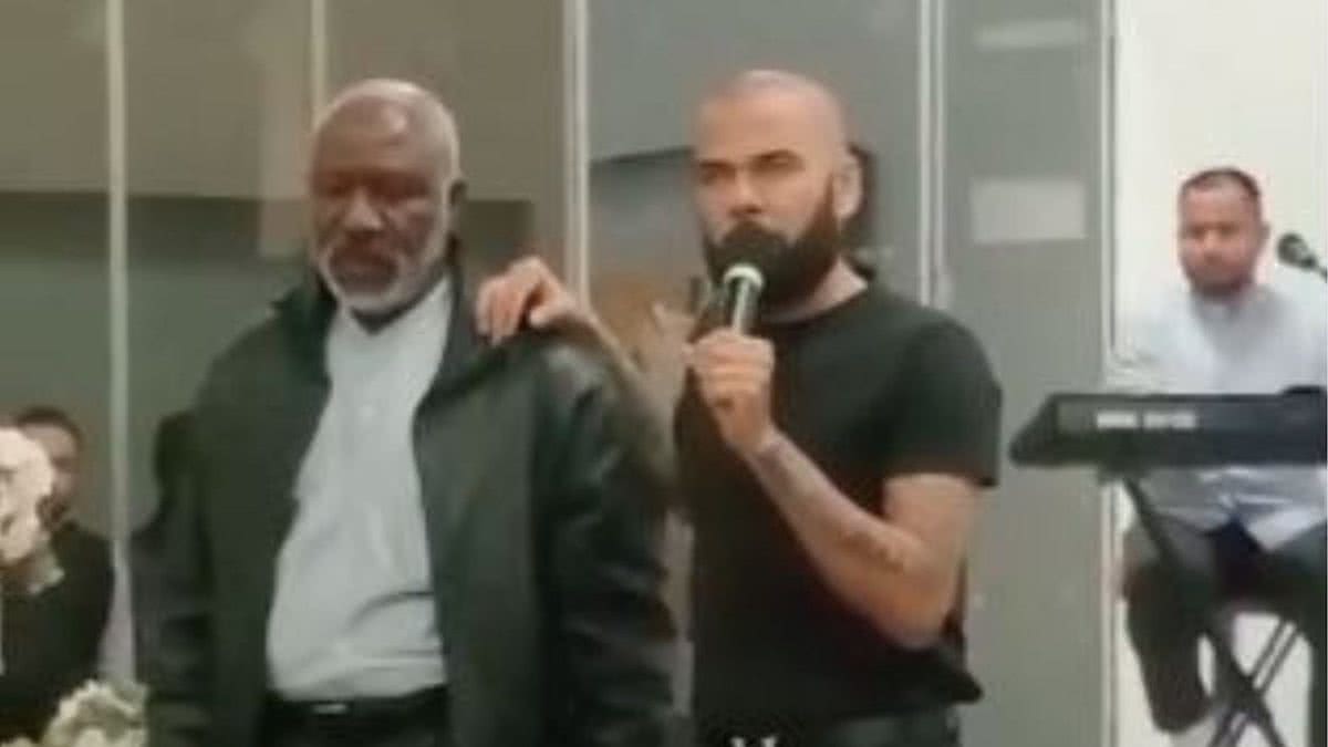Daniel Alves reaparece publicamente após prisão na Espanha; veja