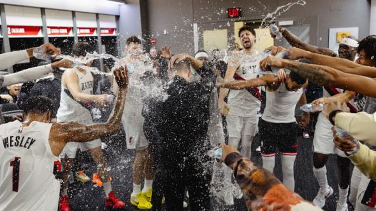 Brasileiro Tiago Splitter comanda vitória em estreia na NBA e é ...