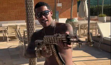 MC Poze posa com réplica de fuzil que ganhou de ex-bolsonarista ...