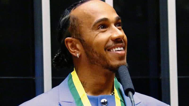 Tá rolando? Lewis Hamilton surge ao lado de atriz da Globo; ASSISTA