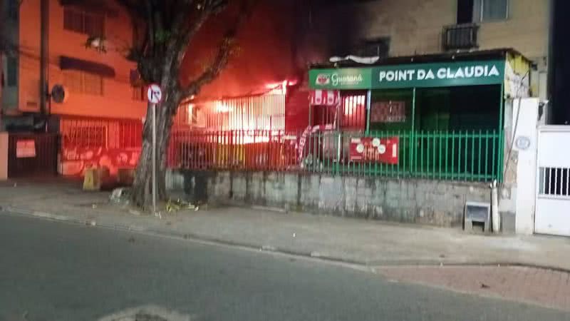 Incêndio destrói depósito usado por ambulantes na Barra