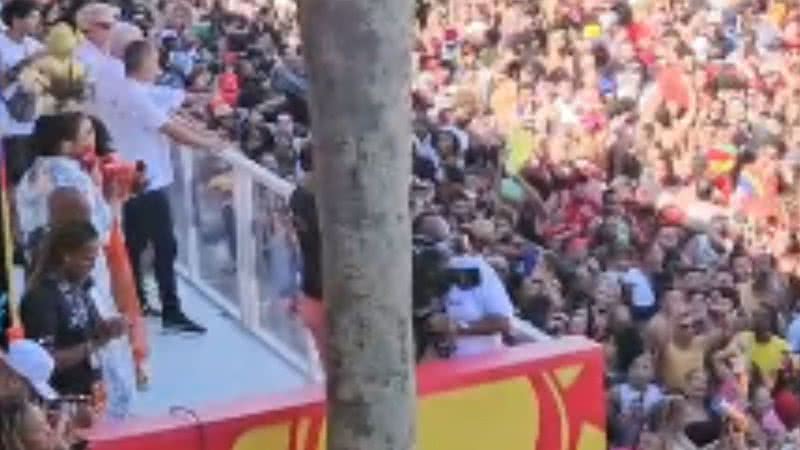 Pipoca de Ivete saúda Jaques Wagner e puxa coro para Lula no Campo Grande