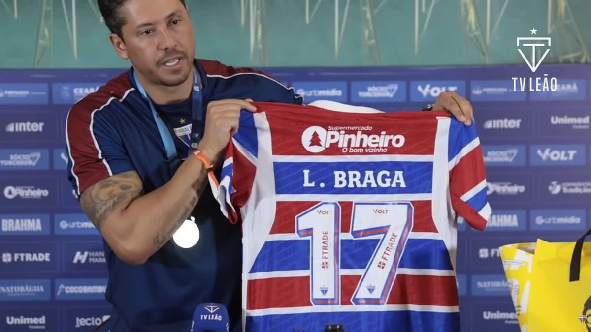 Rejeitado no Vitória, Lucas Braga é homenageado por Thiago Carpini no ...