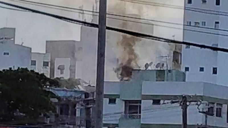 Incêndio atinge apartamento em prédio residencial no Costa Azul