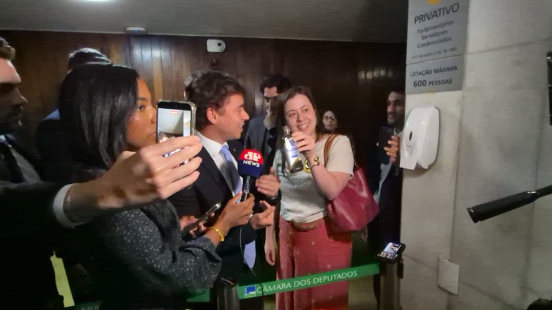 Nikolas Ferreira recebe deboche de Sâmia Bonfim durante link ao vivo na ...