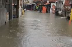 Rua fica totalmente alagada após fortes chuvas na Federação; assista