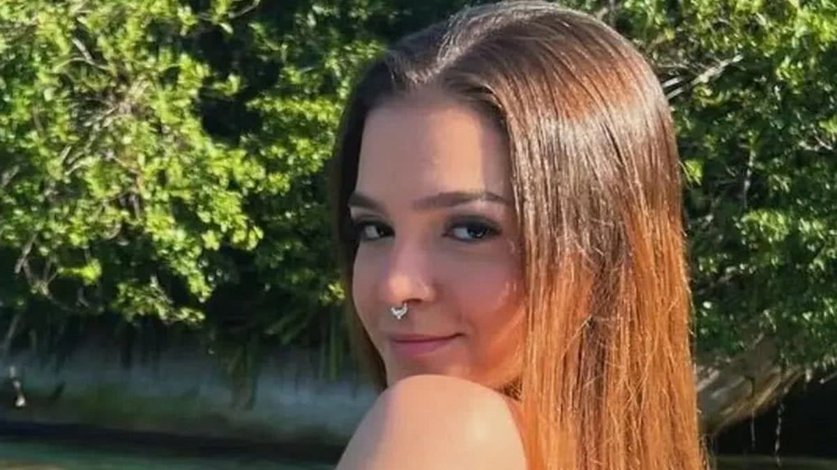 Mel Maia ostenta bumbum gigante em fotos de biquíni e enlouquece fãs