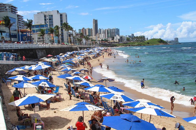 Galeria · Baianos e turistas aproveitam domingo de sol na praia da Barra