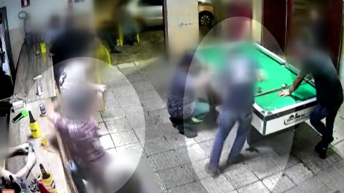 Homem é Atingido Por Tiro Acidental Após Arma Cair No Chão De Bar