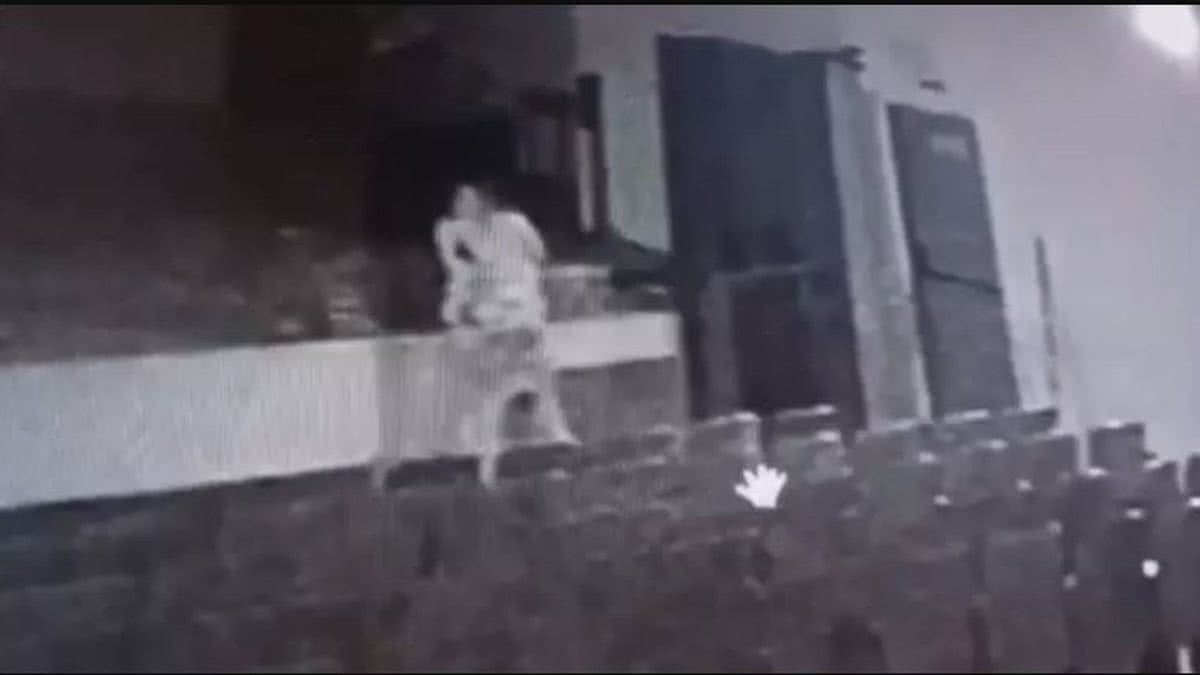 Diretor é flagrado fazendo sexo em anfiteatro de escola; Veja vídeo