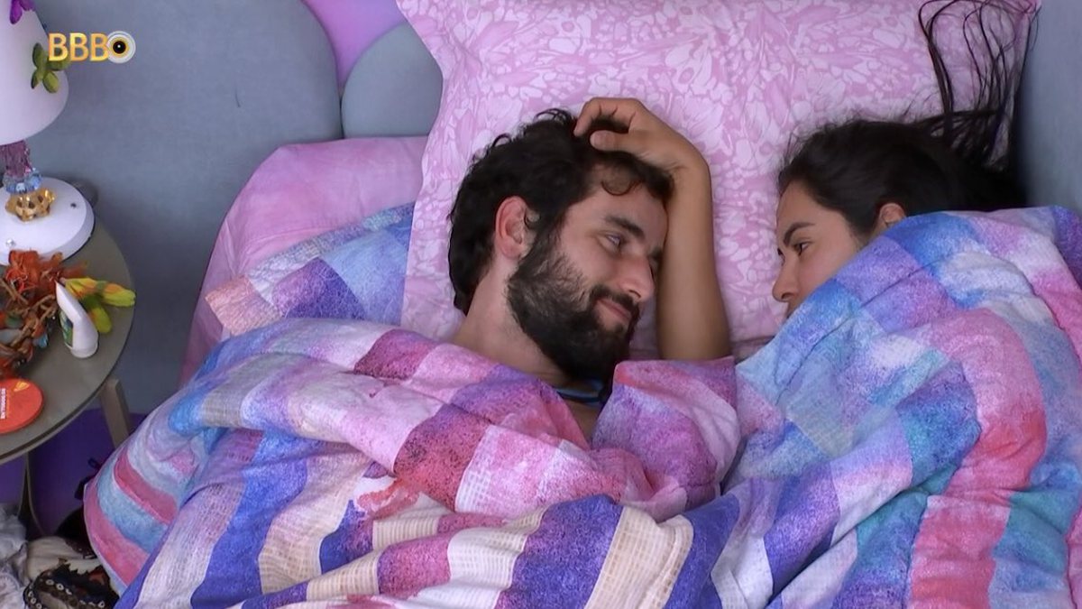 Bbb 24 Rolou Isabelle E Matteus Se Beijam Debaixo Do Edredom Veja Vídeo
