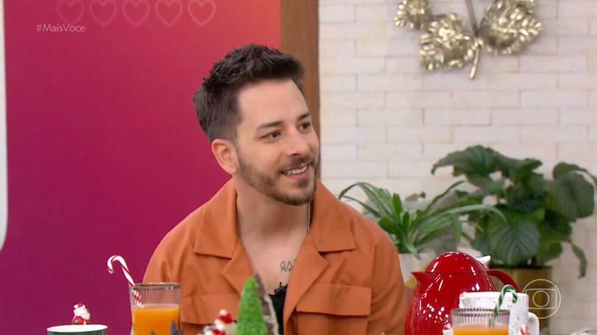 Junior Lima causa burburinho na web ao posar completamente nu; veja vídeo