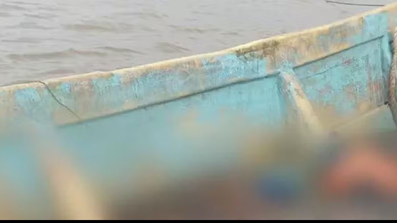 Pescadores Localizam Barco à Deriva Com Vários Corpos Em Decomposição