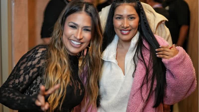 Simaria prestigia show de Simone nos bastidores dos 20 anos de Jorge & Mateus em São Paulo; ASSISTA