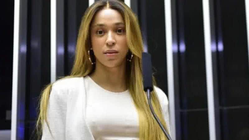 Governo Trump altera gênero de Erika Hilton para masculino em visto para EUA