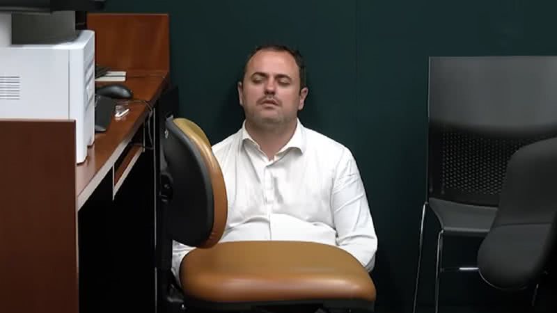 Em greve de fome, Glauber Braga dorme no chão da Câmara Federal; veja vídeo