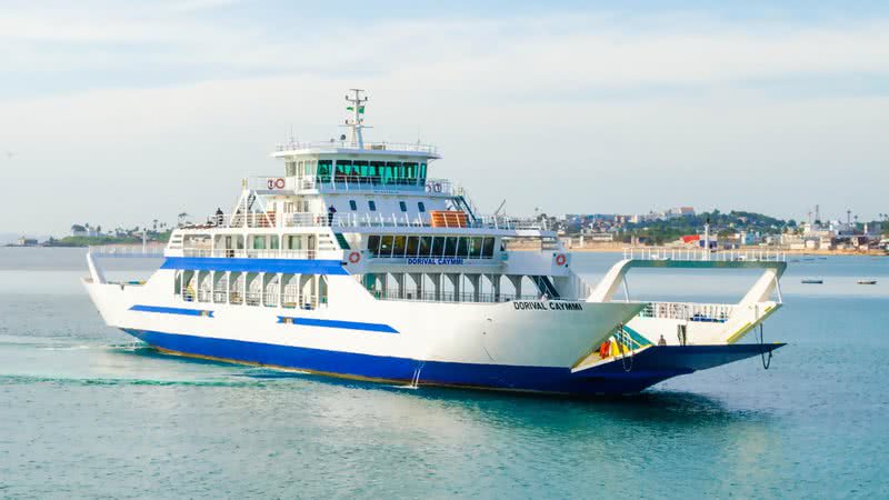 Passageiros enfrentam dificuldade para embarcar em ferry