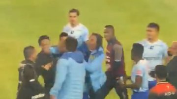 Jogador agride árbitro com soco no rosto em partida de futebol; veja vídeo