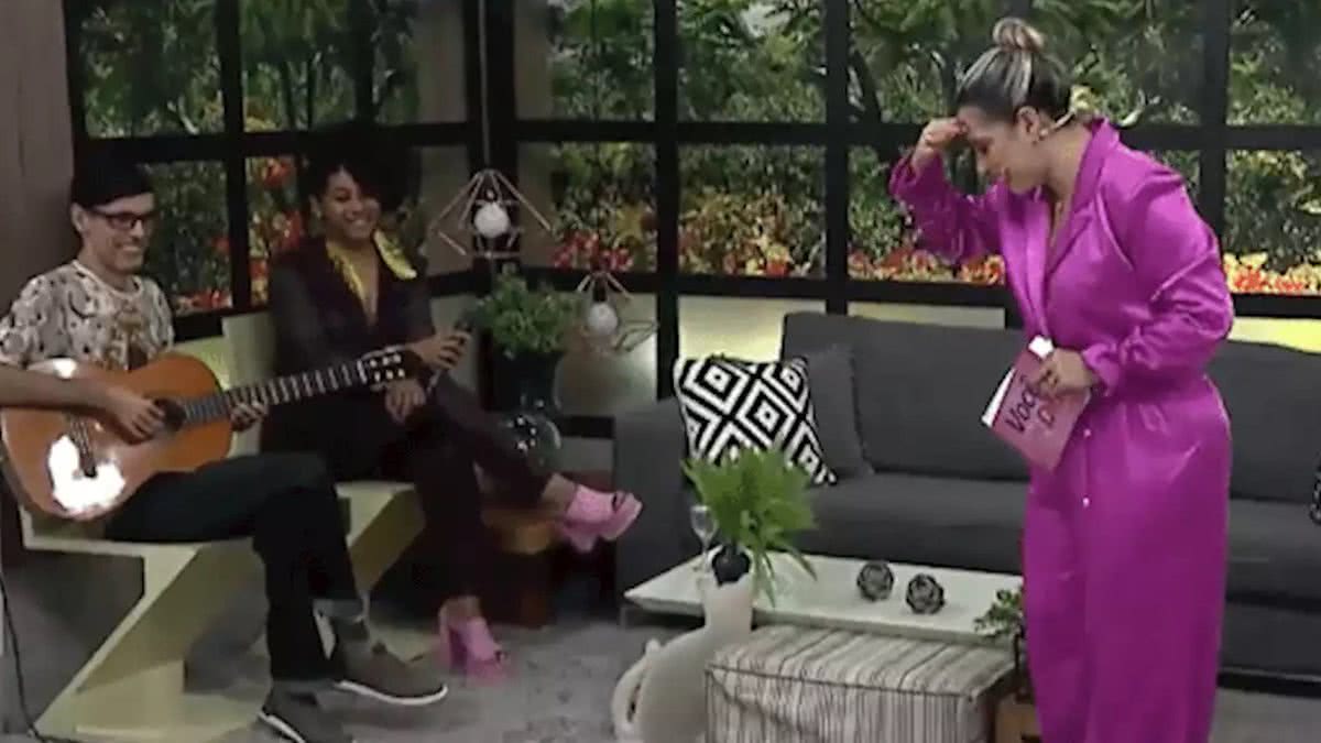 Cachorro de apresentadora da Record faz "número 2" em programa ao vivo ...