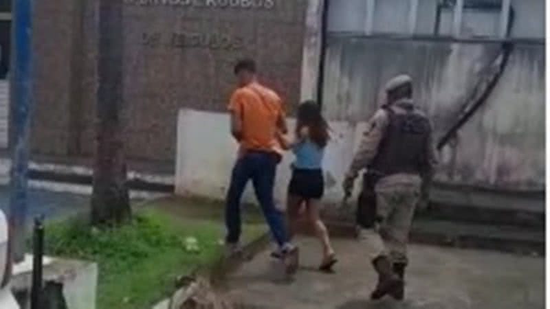 VÍdeo Casal Suspeito De Roubar Carro De Motorista Por Aplicativo é