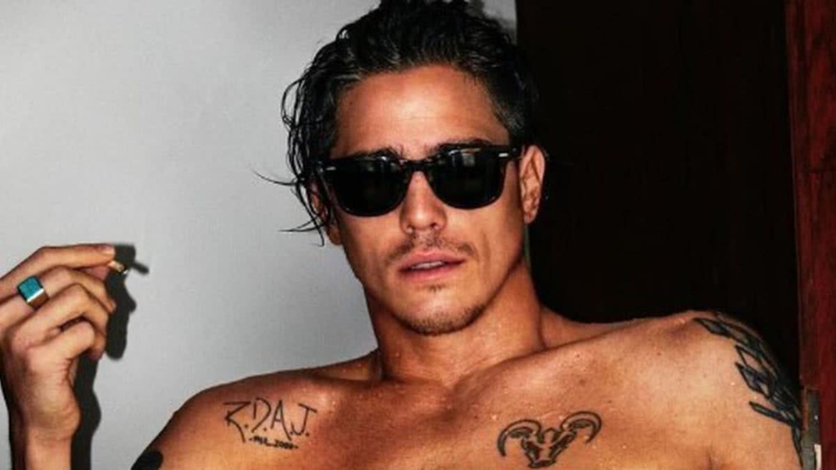 Romulo Arantes deixa web sem fôlego ao postar clique só de toalha; veja ...