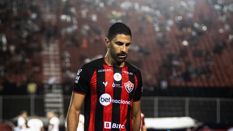 Tréllez deixa o Vitória e discute nas redes sociais; confira