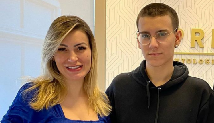 Andressa Urach realiza fetiche íntimo na companhia do filho; confira