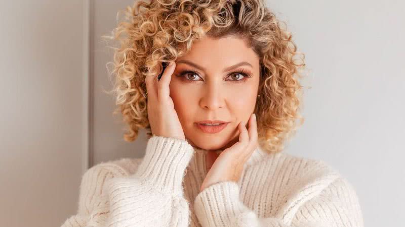 Aos 44, Bárbara Borges posa de biquíni e exibe corpaço; veja cliques