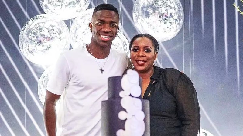 Apaixonada, mãe de Vini Jr acompanha namorado pagodeiro durante show