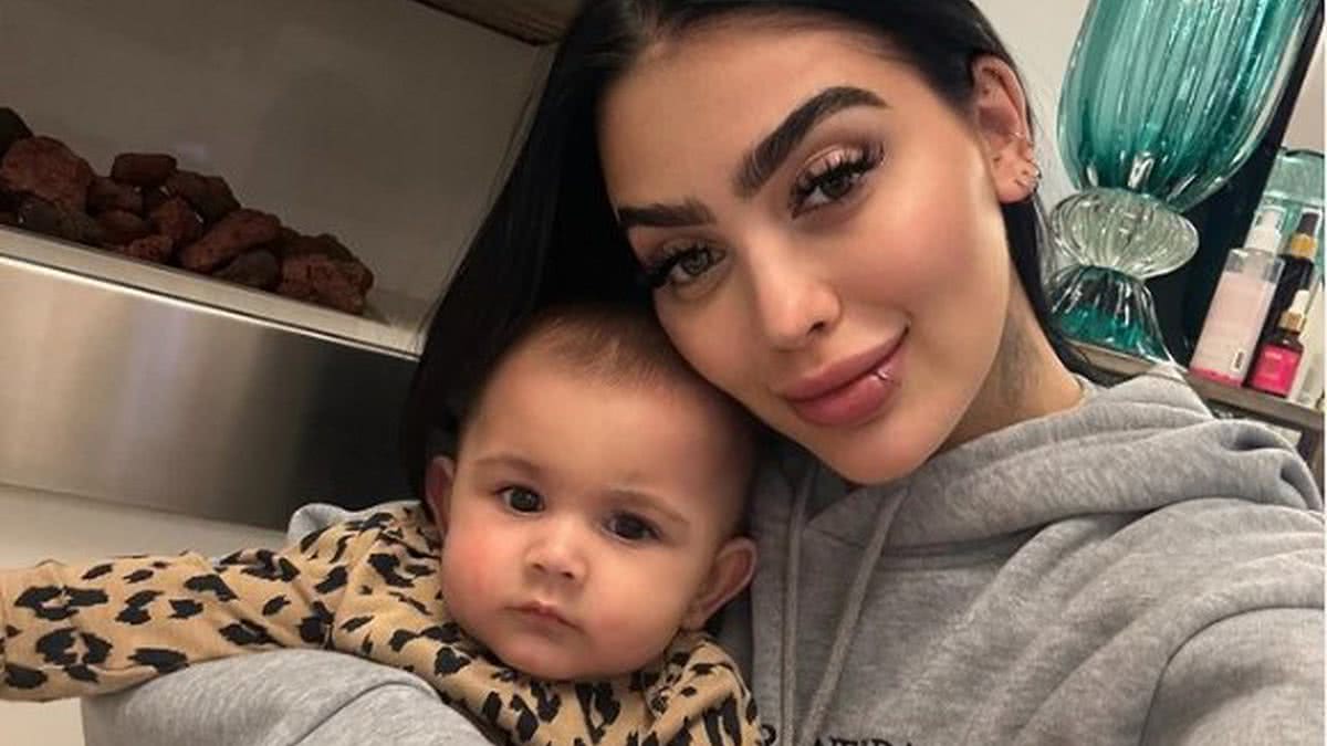Mc Mirella Encanta A Web Ao Incentivar Filha De 7 Meses A Andar Veja Vídeo