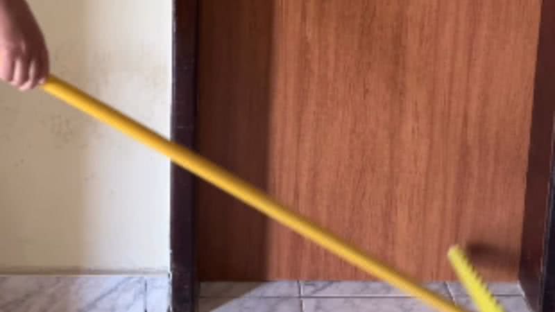 Tutora arruma um jeito infalível para fazer faxina e diverte web; assista