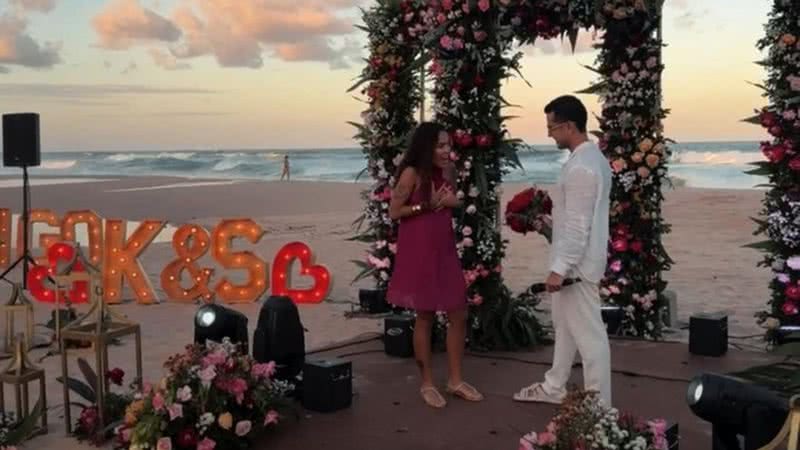 Kevi Jonny surpreende e pede Sthe Matos em casamento; veja vídeo