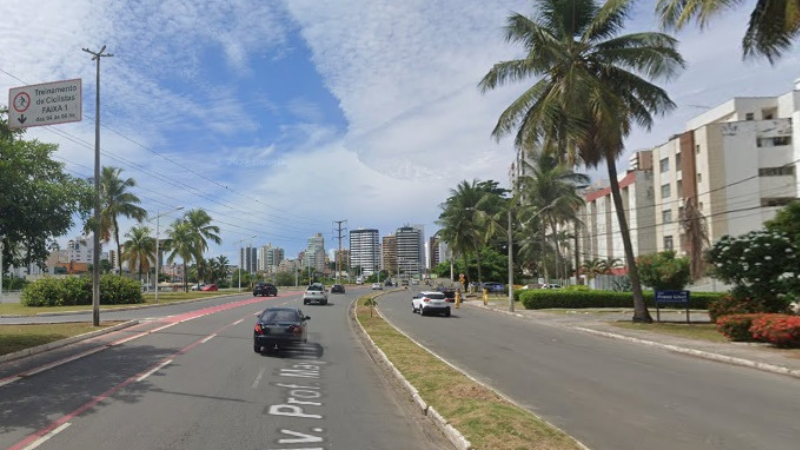 Homem em surto ataca transeuntes e ciclistas na Avenida Professor ...