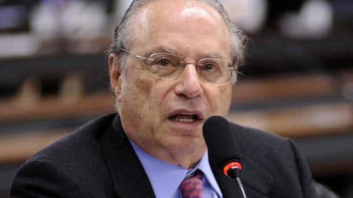 Paulo Maluf reaparece após longo sumiço e imagem impressiona