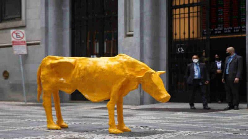 Escultura da 'Vaca magra' é retirada da frente da Bolsa de Valores após ...