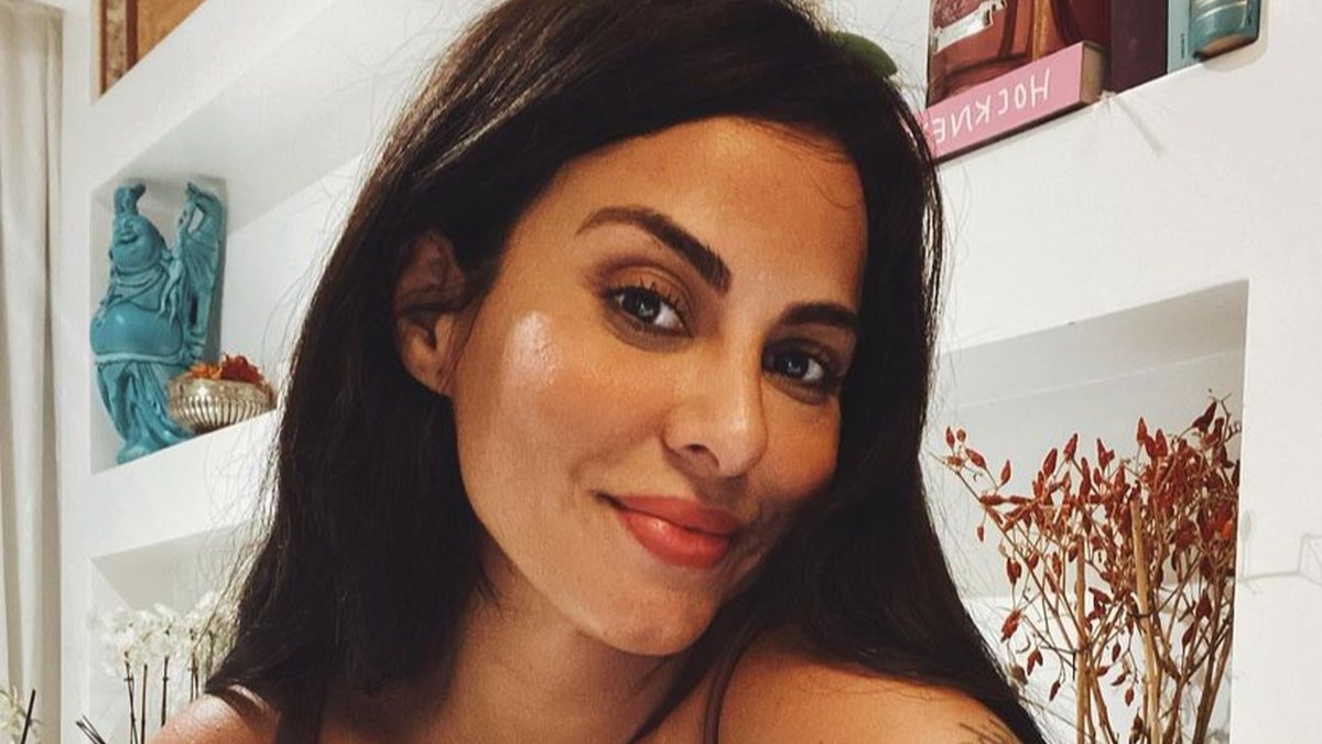 Alinne Rosa exibe marquinha de bíquini e quase mostra tudo; veja foto