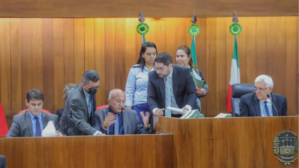 Deputados aprovam aumento do próprio salário, do governador e de ... Deputados aprovam aumento do próprio salário, do governador e de ...