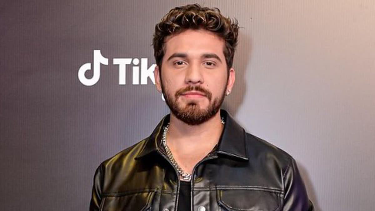 Gustavo Mioto é flagrado em momento íntimo com cantora famosa; veja vídeo