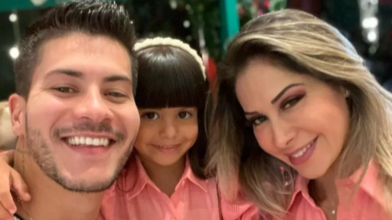 Maíra Cardi é detonada por passar Natal com Arthur Aguiar Maíra Cardi é detonada por passar Natal com Arthur Aguiar
