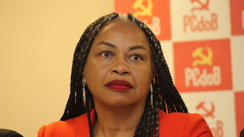 Olívia Santana reage após atentado contra estátua de Mãe Stella de Oxóssi