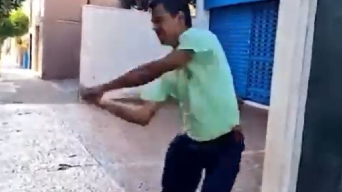 Vídeo: Bolsonarista é agredida por homem que quebrava bandeiras de ...