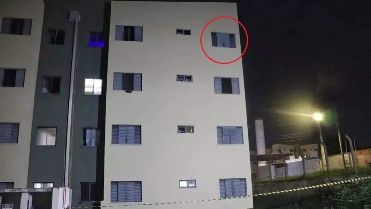 Bebê cai de 3º andar de prédio após ser deixada sozinha pelos pais; entenda Bebê cai de 3º andar de prédio após ser deixada sozinha pelos pais; entenda