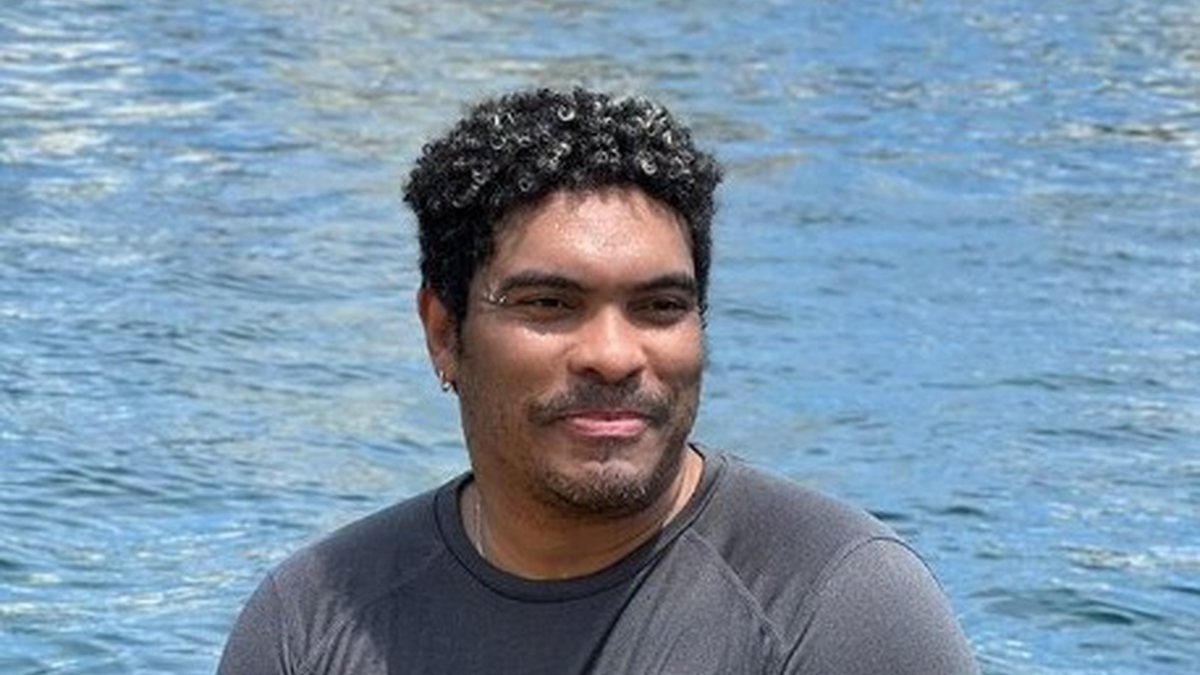 Cantor Denny Denan curte passeio de barco com atriz da Globo; veja foto