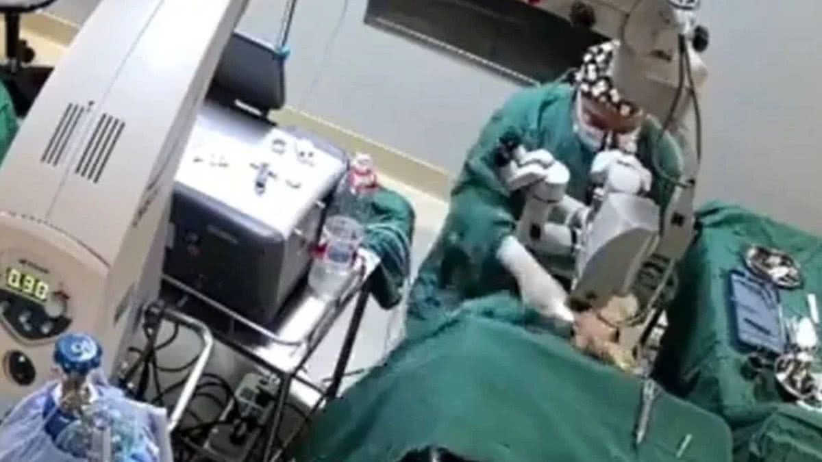 Médico dá soco no rosto de idosa durante cirurgia nos olhos; assista