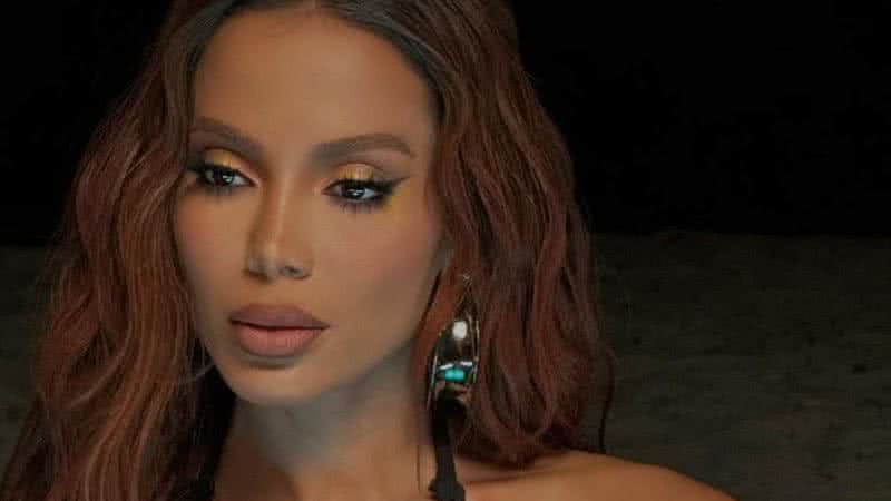 Tradição! Anitta faz foto nua antes do Carnatal e agita a web