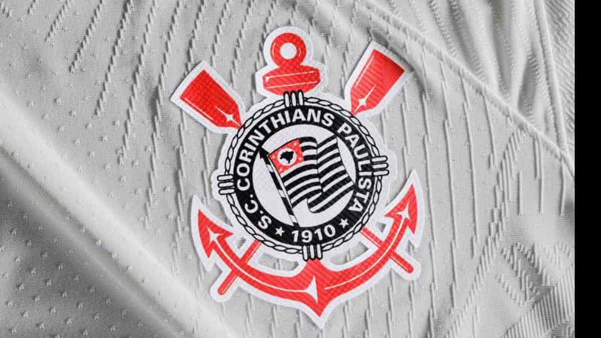 Jogador do Corinthians publica foto segurando fuzil durante viagem na ...