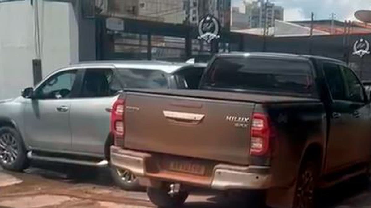 Duelo de gigantes! Motorista usa SW4 para arrastar Hilux que fechou ...