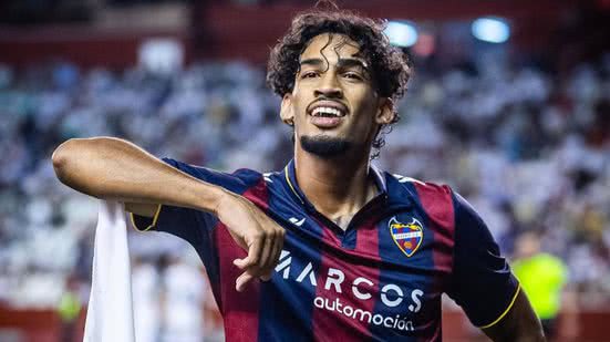 Com pouca história no Brasil, conheça Fabricio Santos, atacante sondado ...