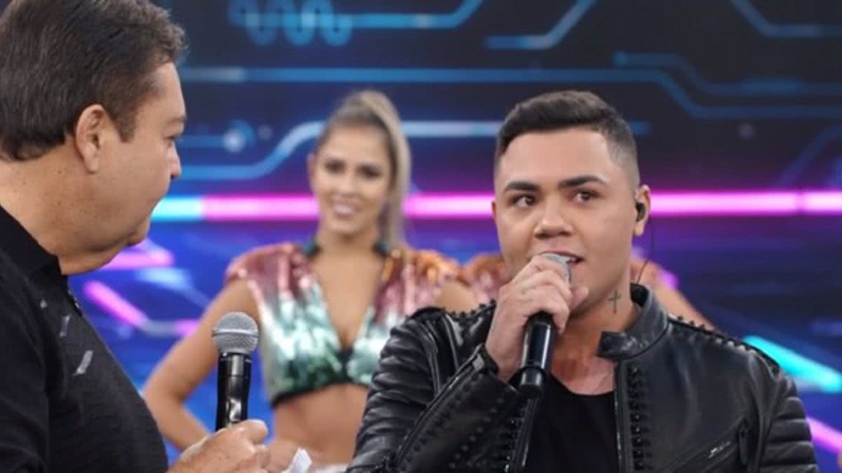 Faustão faz Felipe Araújo pagar mico em rede nacional