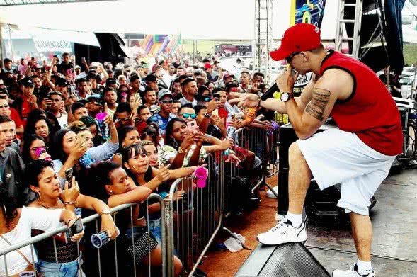 Rapper morre aos 29 anos após sofrer parada cardíaca